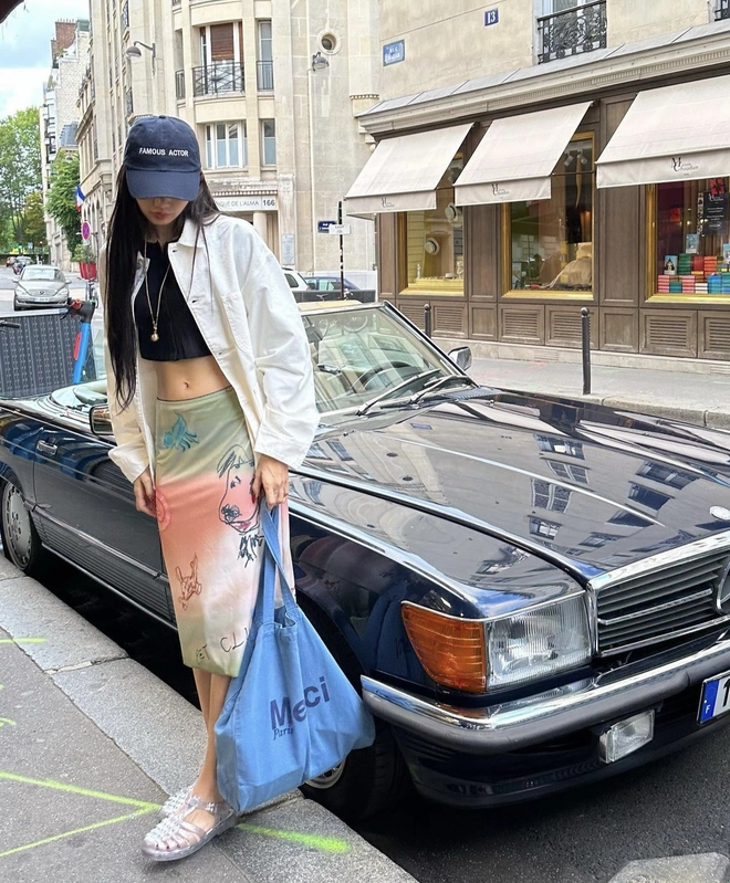 BLACKPINK Lisa's jelly sandals are sparking a controversy among K ...