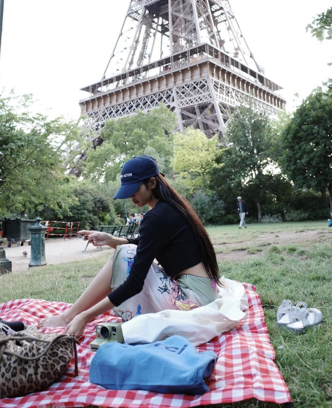 BLACKPINK Lisa's jelly sandals are sparking a controversy among K ...