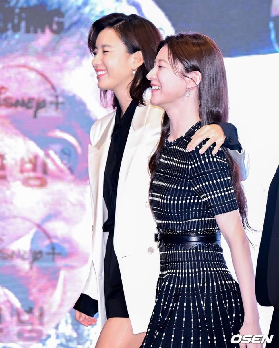 Go Youn Jung shows off radiant beauty at “Moving” production ...